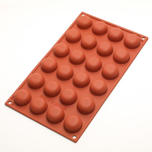 ｛ご購入前のご注意｝使い初めはぬるま湯につけ中性洗剤で洗い、十分すすいでから乾燥させて下さい。表面に必ず油脂を塗ってからご利用ください。直火には使用できませんのでご注意ください。型内で直に切り分けたり、取り出しに刃物を使用しないで下さい。使...