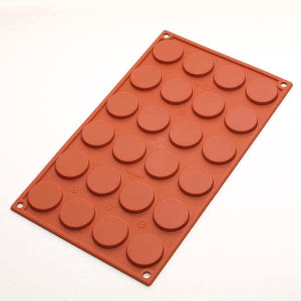 ｛ご購入前のご注意｝使い初めはぬるま湯につけ中性洗剤で洗い、十分すすいでから乾燥させて下さい。表面に必ず油脂を塗ってからご利用ください。直火には使用できませんのでご注意ください。型内で直に切り分けたり、取り出しに刃物を使用しないで下さい。使...