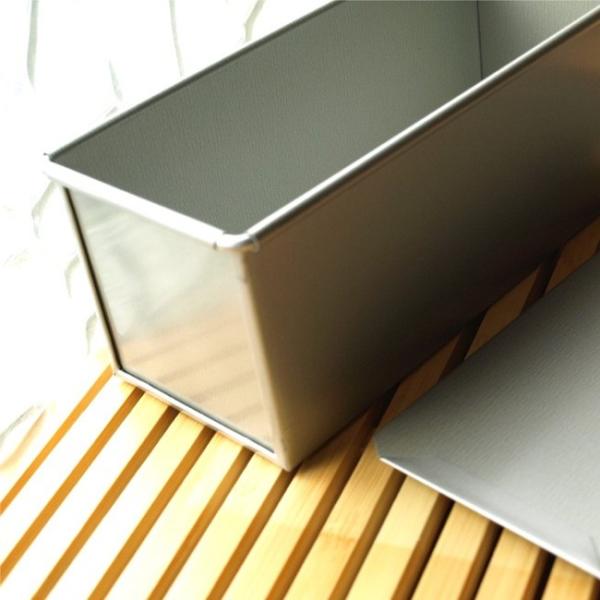 ※食パン型やパウンド型は折り曲げでの製作となります。そのため、通常品であっても隅に必ず隙間がございます。米粉生地または水分の多い生地の場合は漏れ出る可能性がございますが、その場合は敷紙などのご利用をお勧めいたします。なお、これらの理由による...