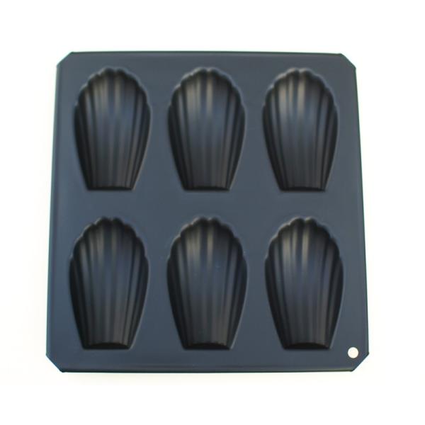 ｛商品仕様｝材質：スチールにシリコン樹脂塗装空焼き：不要サイズ内寸（約）：75×46mmサイズ外寸（約）：200×190×高17mm製造国：日本｛商品詳細説明｝スマホの方は「商品説明をもっと見る」をご覧下さい。PCの方はページ下部の商品説明...