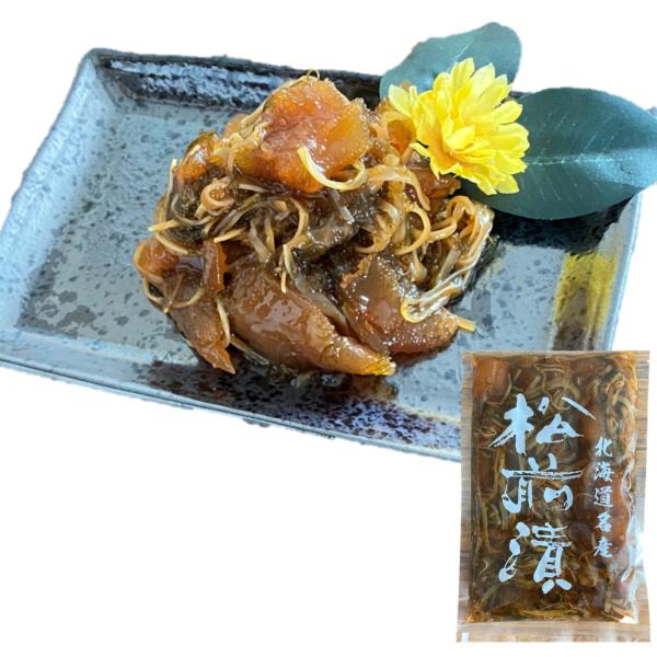 松前漬黒造り400ｇです。松前漬は北海道の郷土料理です。昆布のぬめりの旨味に数の子を使用し、黒造りは昔ながらの味付けでじっくり漬け込みました。ほどよい塩加減と旨味が詰まった一品は、ご飯が進むこと間違いなし。数の子がたっぷりで、酒の肴としても...