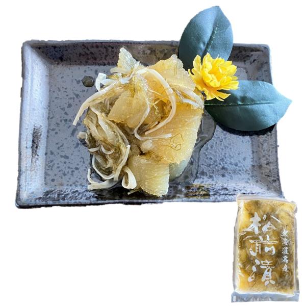 松前漬白400ｇです。松前漬は北海道の郷土料理です。昆布のぬめりの旨味に数の子を使用し、白造りは秘伝のタレで漬け込み他ではない味わいに仕上げました。ほどよい塩加減と旨味が詰まった一品は、ご飯が進むこと間違いなし。数の子がたっぷりで、酒の肴と...