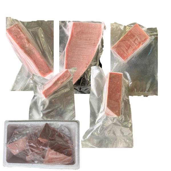 どっさり約1キロ・規格外形状まぐろ。 筋入りまぐろ。 メバチまぐろ・本まぐろの混在。 形や大きさ、筋入りなど、さまざまなまぐろのサクが入っている訳あり品となります。 メバチまぐろ・本まぐろの指定はできませんので、ご了承ください。 厚切りまぐ...