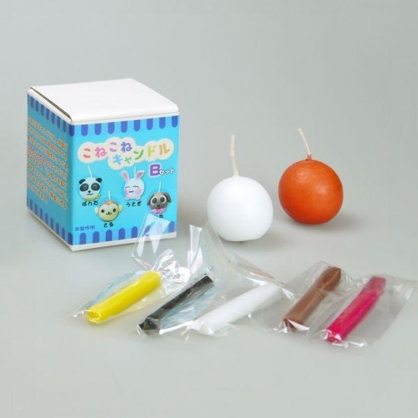 ●商品説明：こねこねキャンドルは、付属のボールキャンドルにカラーステックで造形するキャンドル。小動物やオリジナル人形などが制作できます。体温でやわらかくなる特別なロウを使ったキャンドル制作キットです。このセットで２つのキャンドルが完成します...