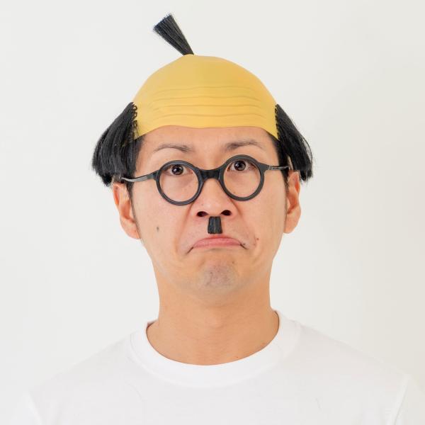 【発売日：2024年12月11日】●商品説明：頭のてっぺんの髪の毛が特徴、お父さんかつらです。●セット内容：かつら、メガネ、ちょびヒゲ●素材：毛髪:ポリエチレン100%、頭皮:ビニール100% ●パッケージサイズ：約縦22×横28×奥2cm...