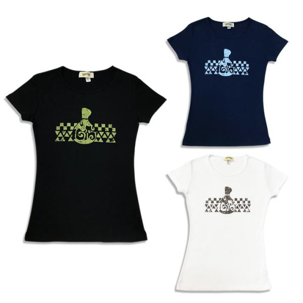 動きやすく適度なフィット感のあるフライス素材のTシャツです。Hulaの楽器のイプと古典TAPAを組みわせたデザインは他にはありません。レッスン着としてはもちろん、ジーンズやスカートと合わせて普段着としてもGOOD!!同デザインのパウスカート...