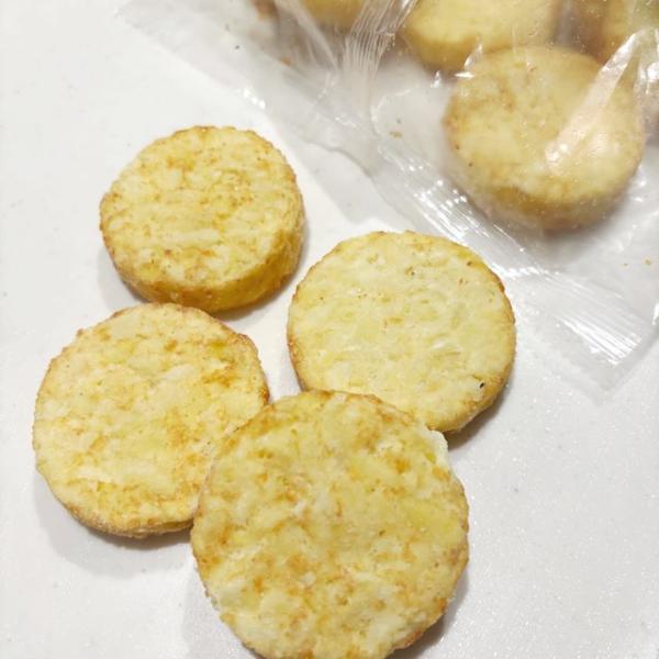 北海道のじゃがいもを使用したハッシュドポテト！外はカリカリで中はしっとりホクホク。細かく切ったじゃがいもを成形し油で揚げています。揚げ時間：約５分 / １６０℃〜１７０℃オーブン場合：約１０分/ ２００℃〜２２０℃・・・・・・・・・・・・・...