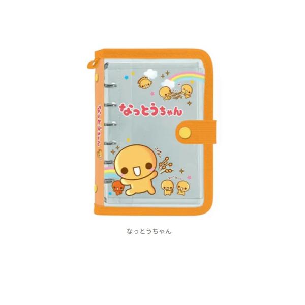 ※サイズは外側を計測しております。採寸は一部商品のみ計測しておりますので、誤差が生じる場合がございます。何卒ご了承ください。  素材 PVC、ポリエステル、金属サイズ 約16×11×2cm内ポケット付きストラップを付けられるループ付きクリア...