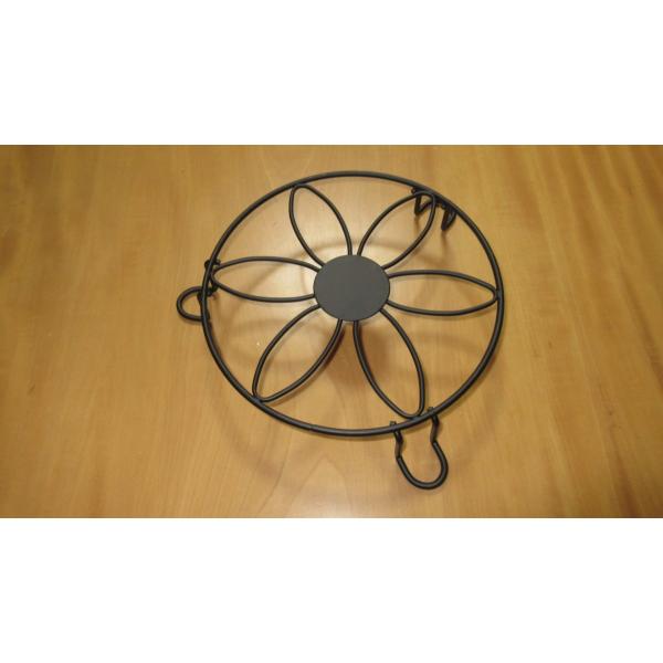 キャンプやアウトドアで大活躍のウッドキャンドル。キャンプファイヤー・煮炊きを安全に行っていただくため、こちらも一緒にご使用ください。鉄製五徳　（ウッドキャンドル用）【商品詳細】直径約20cm・高さ4.5cm※ウッドキャンドルは、キャンプ場な...