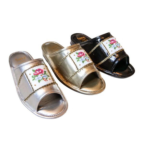 バンド部分はPU（合皮皮革）ルーガエナメル生地とウレタン生地をを裏合わせで縫い付けたものを使っております。 抗菌防臭のウレタン裏地を使用することにより柔らかい履き心地を　実用性を心掛けたデザインにより履きやすいフィット感を実現しております。...