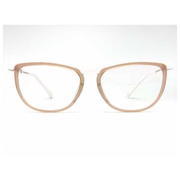 【発売日：2024年10月31日】メガネブランド 【エマニュエル・カーン EMMANUELLE KHANH】 についてエマニュエルカーンはパリのプレタ・ポルテのデザイナー。ニュー・プレタ時代を開く先駆者と言われ1970年にエマニュエル・カー...