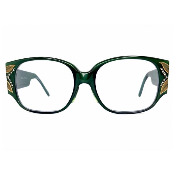 【発売日：2025年05月11日】メガネブランド 【エマニュエル・カーン EMMANUELLE KHANH】 についてエマニュエルカーンはパリのプレタ・ポルテのデザイナー。ニュー・プレタ時代を開く先駆者と言われ1970年にエマニュエル・カー...