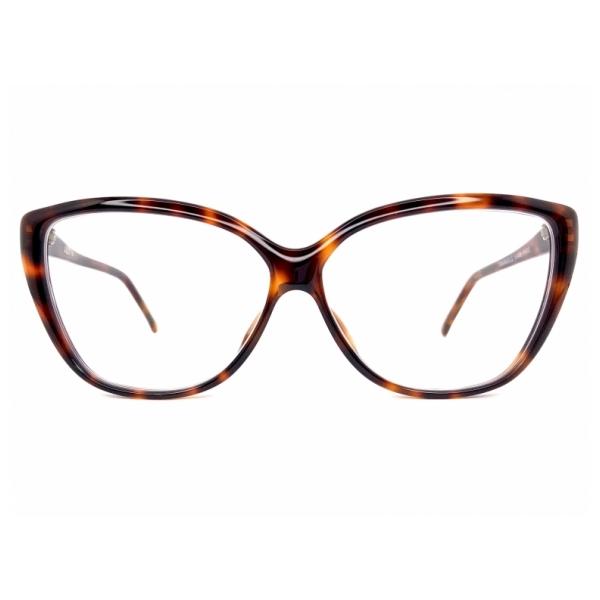 【発売日：2025年06月15日】メガネブランド 【エマニュエル・カーン EMMANUELLE KHANH】 についてエマニュエルカーンはパリのプレタ・ポルテのデザイナー。ニュー・プレタ時代を開く先駆者と言われ1970年にエマニュエル・カー...