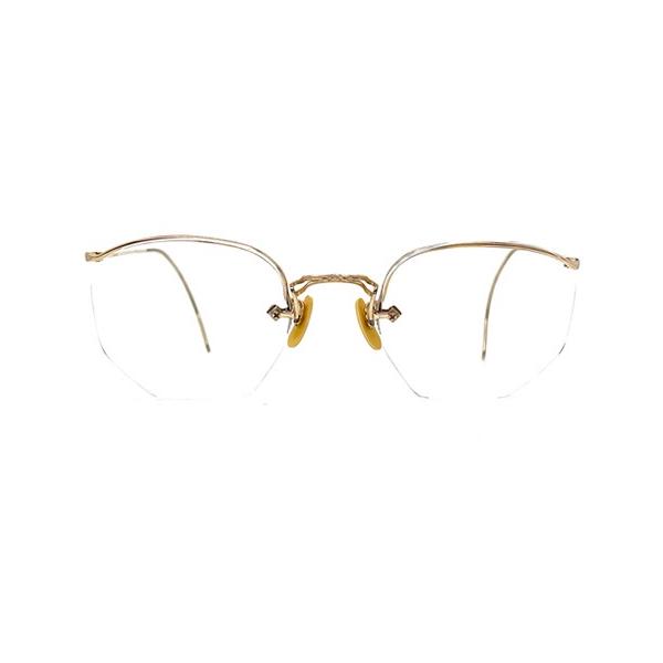 【発売日：2026年01月09日】メガネブランド 【アメリカンオプティカル AmericanOptical】 について1833年にアメリカで生まれたAOは、“世界最古の眼鏡ブランド”と呼ばれる老舗。縁なしフレームやケーブルテンプルなど、今や...