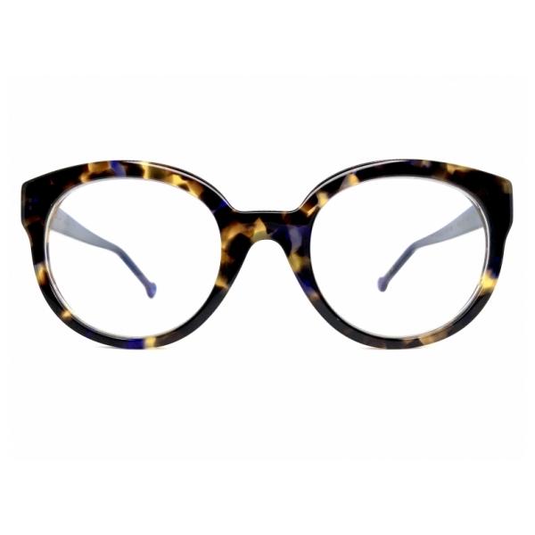 【発売日：2025年10月13日】メガネブランド 【ナタリー・ブラン  Nathalie Blanc】 について〈メゾン・ナタリー・ブラン〉は、フランスのエレガンスと日本の精緻な技を融合したラグジュアリーアイウェアブランド。2015年にデザ...