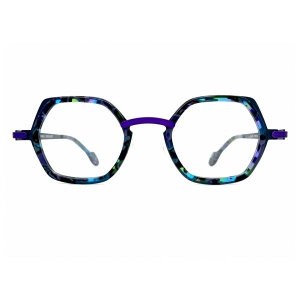 【発売日：2025年11月22日】メガネブランド 【マティユー MATTTEW】 についてMATTTEW（マティユー）は、ベルギー発のアイウェアブランド。建築的な構造美、鮮やかなカラーリング、遊び心あるフォルムが特徴で、「見る人も掛ける人も...