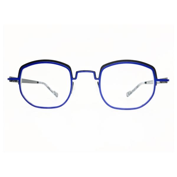 【発売日：2025年10月27日】メガネブランド 【マティユー MATTTEW】 についてMATTTEW（マティユー）は、ベルギー発のアイウェアブランド。建築的な構造美、鮮やかなカラーリング、遊び心あるフォルムが特徴で、「見る人も掛ける人も...