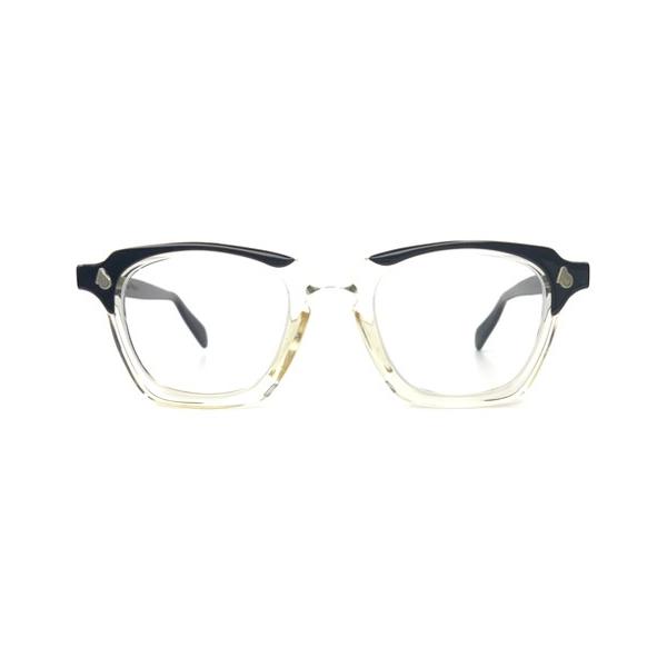 【発売日：2026年02月25日】メガネブランド 【アメリカンオプティカル AmericanOptical】 について1833年にアメリカで生まれたAOは、“世界最古の眼鏡ブランド”と呼ばれる老舗。縁なしフレームやケーブルテンプルなど、今や...