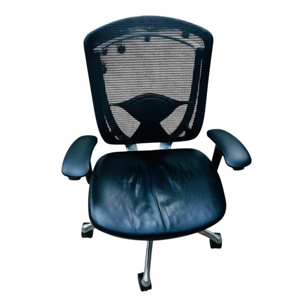 商品ランク：C（多数傷あり）動作確認：昇降機能 リクライニング ロッキング機能 キャスター回転確認済みです。外装状態：使用感があり、フレーム部分に傷 汚れ 塗装剥げがあります。座面にシワがあります。付属品：なし（本体のみです）備考：メーカー...