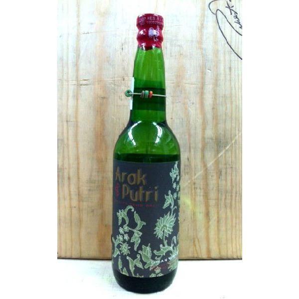 インドネシア・バリ島の伝統的な蒸留酒アラック。ヤシの花から採れる樹液などを発酵させて蒸留した無色の酒で、島では古くから儀礼に使われてきた。度数はおおむね20〜50%で、本品は33%。「プトゥリ」はインドネシア語で「姫」の意味。2020年にイ...