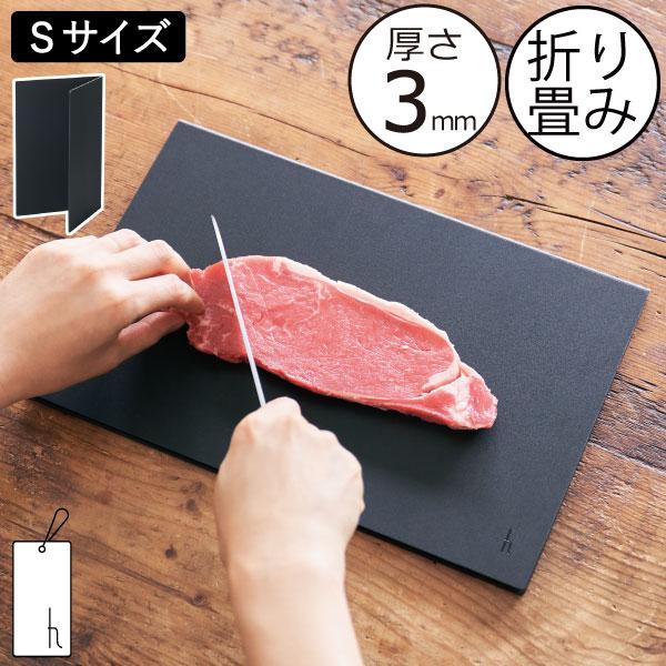 薄くて軽い、刃あたりのよいシンプルなカッティングマットです。硬い樹脂を柔らかい樹脂で挟んだ特殊な3層構造で、わずか3mm厚でも食材を心地よくカットできます。両面使える便利な折りたたみ仕様。使う場所や食材の大きさに合わせて、広げてもたたんでも...