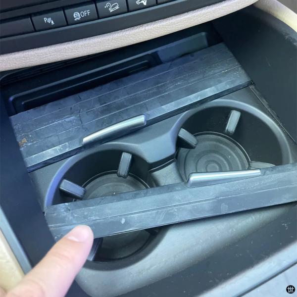 E70 E71カップホルダーカバー 直接交換簡単な取り付けと耐久性優れた品質と優れた装備正しいコネクタ切断や接合は不要構築およびテストに対する厳格な品質管理基準対象車種：BMW X5 E70 2007-2013 の場合BMW X6 E71 ...