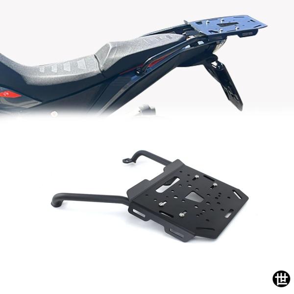 バイクリアラゲッジラック カーゴラック特徴：大型ダッフルバッグをしっかりと支えるリアラックプレートこのプレートは既存のリアラックの上に取り付けることができ、長距離走行や荷物の追加に最適ですプレートには追加の切り込みがあり、四辺にバンジーコー...