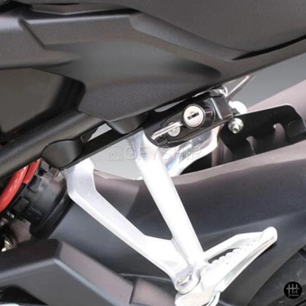 取り付け場所：左タンデムステップ商品詳細：状態：製品(100%新品)色はオンラインで表示されているものと5%程度異なる場合がありますご購入前に、ご自身のバイクに適合するかご確認ください素材：高品質アルミニウム＆ステンレススチール対応カラー：...