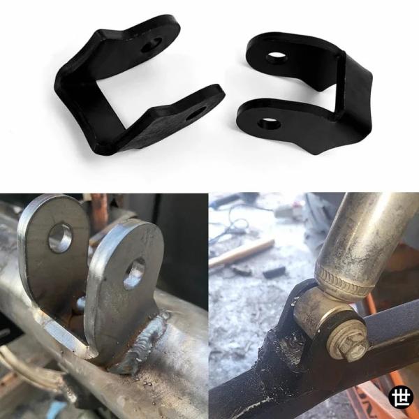 材質：高級スチールデザインとスタイル：湾曲した溶接式ショックマウント用途と目的：サスペンション部品の交換一般適応シナリオ：オフロード、ヘビーデューティー用途形状またはサイズ：ブラケット2個、ほとんどのショックアブソーバーに適合性能と特性：最...