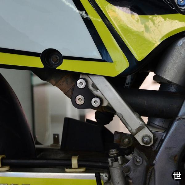 2024年式 スズキ DRZ400S DRZ400SM 2000-2024 2023 2022 DR-Z400S DR-Z400SM DR-Z4S バイク用マフラーホルダーマウントハンガー