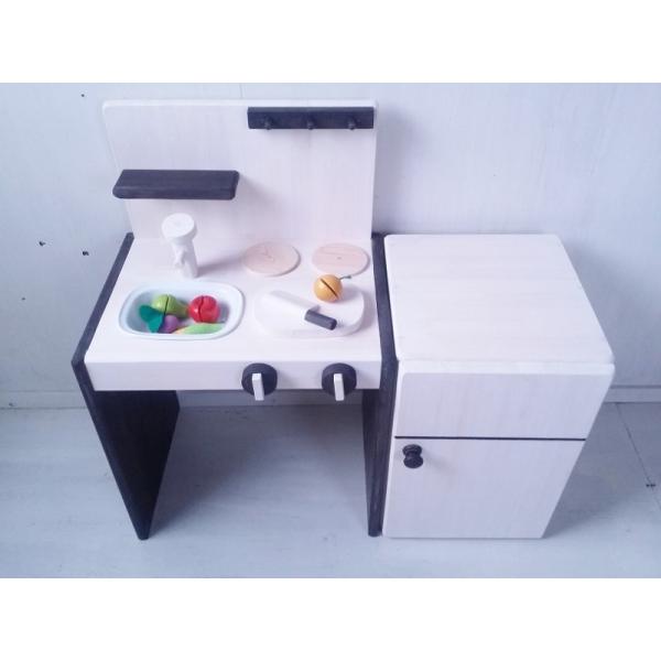 見本写真は、　しろ色×くろ色　です。＜付属品＞ ・シンクのホーロー  ・まな板 ・蛇口 ・鍋敷き２枚 ( 〇型 → □型 へ変更しベースのカラーで塗装しております。）・包丁＜デスク＞  高さ　　約７５.５ｃｍ　(シンクまでの高さ　約５０ｃｍ...