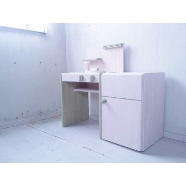 蛇口、コンロのつまみはクルクル回ります。見本写真は、　しろ色×みんと色　です。＜付属品＞ ・シンクのホーロー  ・まな板 ・蛇口 ・鍋敷き２枚  ( 〇型 → □型 へ変更しベースのカラーで塗装しております。）・包丁＜デスク＞  高さ　　約...