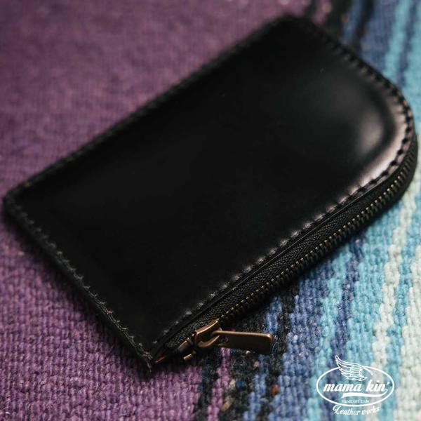 希少性、耐久性、美しさに優れた“革の王様”と称されるコードバン。コードバンは、一頭の馬からごくわずかな部分からしか採れず、高級で希少価値の高い貴重な素材です。コードバンの深い色合いと滑らかな手触りが魅力の財布革表面の光沢感となめらかな手触り...