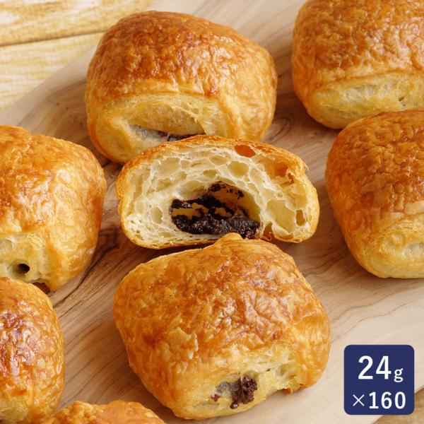 加熱後摂取冷凍食品（凍結前未加熱）クーベルチュールチョコをクロワッサン生地で包み込んだミニショコラです。カカオバター以外の油脂を使用していないチョコレートなので、カカオの風味が強く滑らかな食感が特長です。風味豊かなクロワッサン生地との相性も...