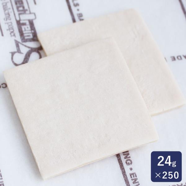 加熱後摂取冷凍食品（凍結前未加熱）7cm角のデニッシュ生地です。色とりどりのクリームやフルーツでデコレーションされたデニッシュはリッチな雰囲気が漂います。ちょっと気取ったティーパーティーを開けば、バラエティ豊かな味わいが一層ひろがります。※...