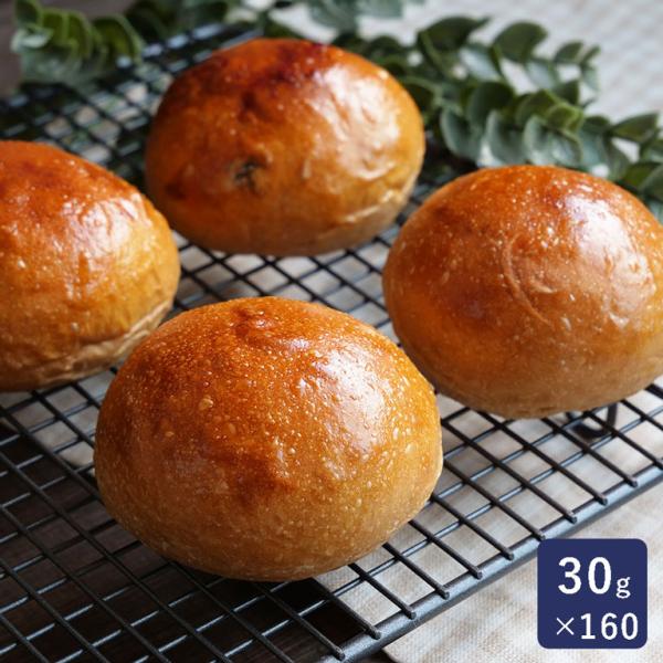 加熱後摂取冷凍食品（凍結前未加熱）沖縄県産純黒糖を使用しました。黒糖のコクが味わい深いプチパンです。やさしい甘さとふんわりとした食感が楽しめるシンプルな黒糖パンに仕上がります。素朴な味わいをそのまま楽しむのはもちろん、レーズンなどを練り込ん...