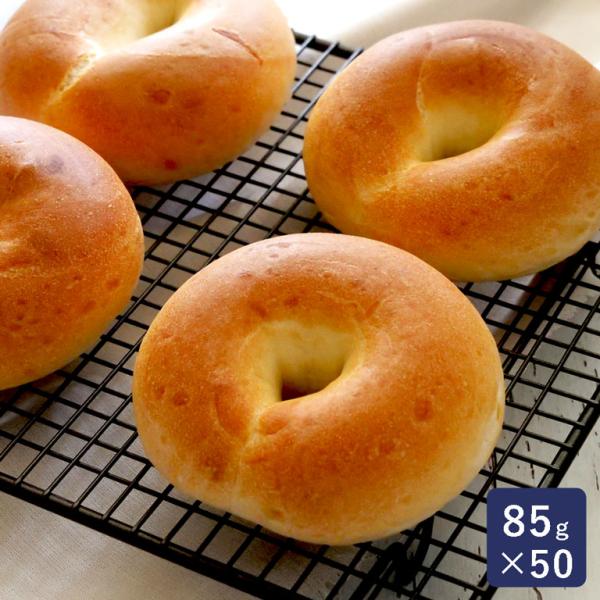 冷凍生地（加熱後摂取未加熱冷凍食品）モチモチとした食感が楽しめる、本格派ベーグルの冷凍生地です。シンプルな味なので、ベーグルサンドなどにぴったりです。お好みの具材をお試しください。また、軽くトーストして、バターやハチミツ、ジャムを塗るなど、...