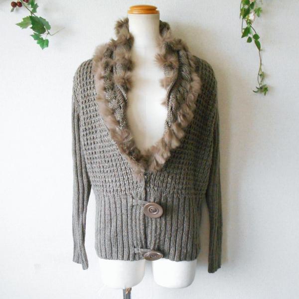 【ブランド名】プリージング pleasing 【サイズ】Ｍ〜Ｌ　タグ表記＝バスト７９〜９４　身長１５４〜１６２【実寸】・身幅（脇下）＝５３　・着丈（背中央）＝５７　・肩幅＝４１＊実寸は平置きです。多少の誤差があるかもしれませんがご容赦くださ...