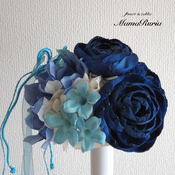 ウェディング用ラウンドブーケ（ブルー系）です。当店では１つ１つ丁寧に手作りしたブーケをお届けしております。ブーケスタンド・ブトニア付きのお値段です。「プリザーブドフラワー（約2/3）」と「アーティフィシャルフラワー（約1/3）」を使用してい...