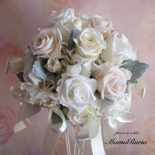 ウェディング用ラウンドブーケ（アイボリー・ホワイト系）です。当店では１つ１つ丁寧に手作りしたブーケをお届けしております。ブーケスタンド・ブトニア付きのお値段です。「プリザーブドフラワー（約2/3）」と「アーティフィシャルフラワー（約1/3）...