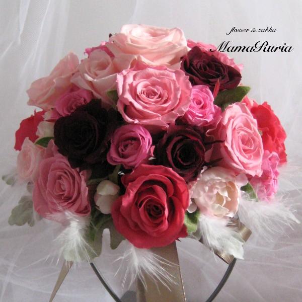 ウェディング用ラウンドブーケ（ピンク・レッド系）です。当店では１つ１つ丁寧に手作りしたブーケをお届けしております。ブーケスタンド・ブトニア付きのお値段です。「プリザーブドフラワー（約2/3）」と「アーティフィシャルフラワー（約1/3）」を使...