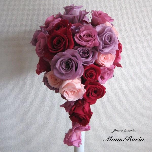ウェディング用キャスケードブーケ（レッド・パープル系）です。当店では１つ１つ丁寧に手作りしたブーケをお届けしております。ブーケスタンド・ブトニア付きのお値段です。「プリザーブドフラワー（約2/3）」と「アーティフィシャルフラワー（約1/3）...