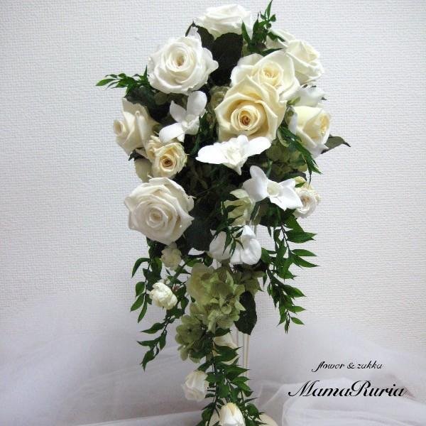 ウェディング用キャスケードブーケ（ホワイト・グリーン系）です。当店では１つ１つ丁寧に手作りしたブーケをお届けしております。ブーケスタンド・ブトニア付きのお値段です。「プリザーブドフラワー（約2/3）」と「アーティフィシャルフラワー（約1/3...