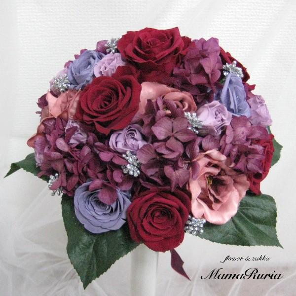 ウェディング用ラウンドブーケ（ワイン・パープル系）です。当店では１つ１つ丁寧に手作りしたブーケをお届けしております。ブーケスタンド・ブトニア付きのお値段です。「プリザーブドフラワー（約2/3）」と「アーティフィシャルフラワー（約1/3）」を...