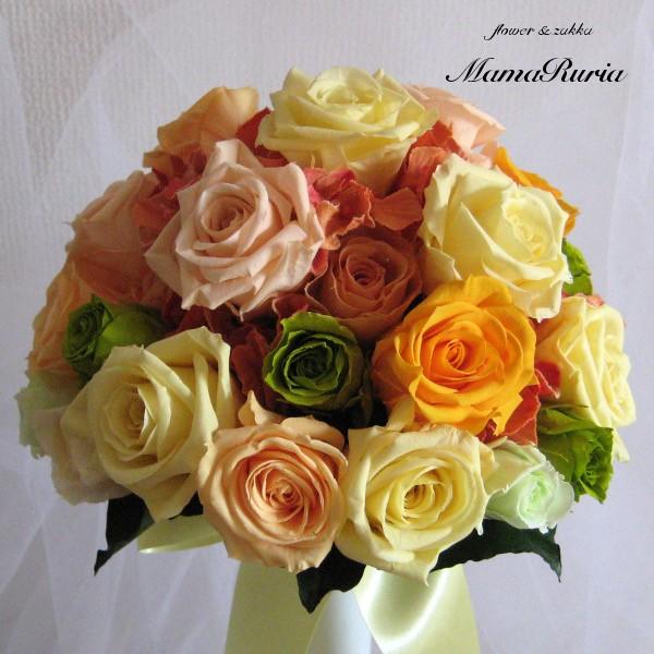 ウェディング用ラウンドブーケ（イエロー・グリーン系）です。当店では１つ１つ丁寧に手作りしたブーケをお届けしております。ブーケスタンド・ブトニア付きのお値段です。「プリザーブドフラワー（約2/3）」と「アーティフィシャルフラワー（約1/3）」...