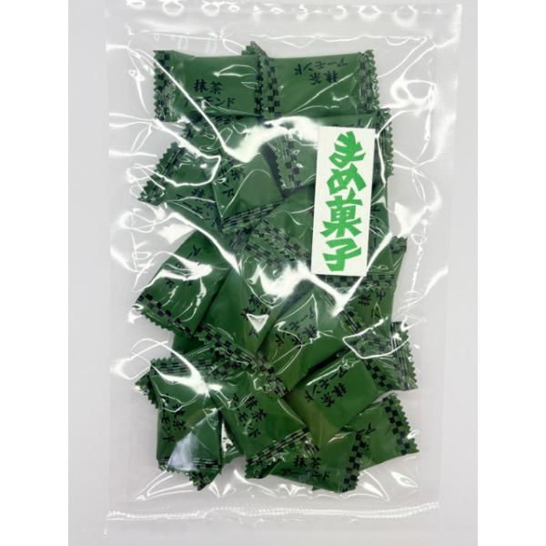 煎ったアーモンドにミルク＆抹茶を巻きました♪天然の抹茶を使っているので品質保持のため光を避ける小袋入りです。お茶のお供にお勧めです♪内容　　　抹茶アーモンド　55ｇ（個包装込み）１粒の個包装で脱酸素剤を封入したアルミ袋に入っています。賞味期...