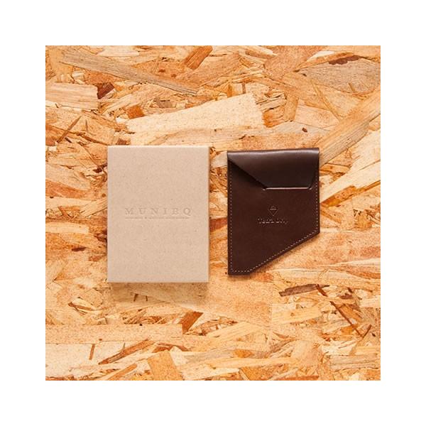 3枚のプレートを組み立てることで円錐形のステンレスドリッパーが完成する「テトラドリップ」。アウトドアに求められるミニマルな機能性を追い求めた結果、携帯時の厚み0.9mm、重さ25gを実現したスタイリッシュなデザインとなりました。