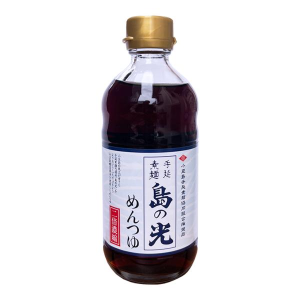 小豆島名産の手延べそうめん「島の光」にぴったりのそうめんつゆです。かつお節の旨みをしっかり効かせ、醤油のコクとバランスよく仕上げました。そうめんの美味しさを引き立てる、風味豊かな味わいが特徴です。2倍濃縮のため、適度な量の水で割ってお召し上...