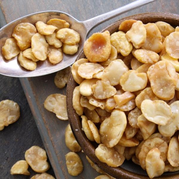 芳醇な黒トリュフ風味をまとわせた、ちょっと贅沢な豆菓子です。ひと口食べれば、カリッとした食感とともに、トリュフの深い香りと旨みが口いっぱいに広がります。■大豆・乳を含む製品と共通の設備で生産しています。■豆の専門店「まめ屋」店舗　小江戸川越...