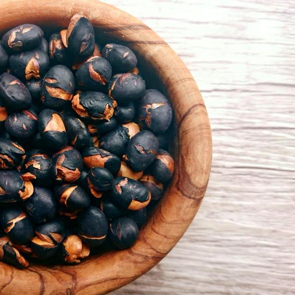 黒大豆を焙煎し豆本来の味が楽しめます。そのままで召し上がるのも良し、豆ご飯にしても美味しく簡単に召し上がれます。〜豆ご飯の作り方〜お米２合に対して、豆1パック（65g）を一緒に入れて炊いてください。（お好みで豆の分量は増減してください）※水...